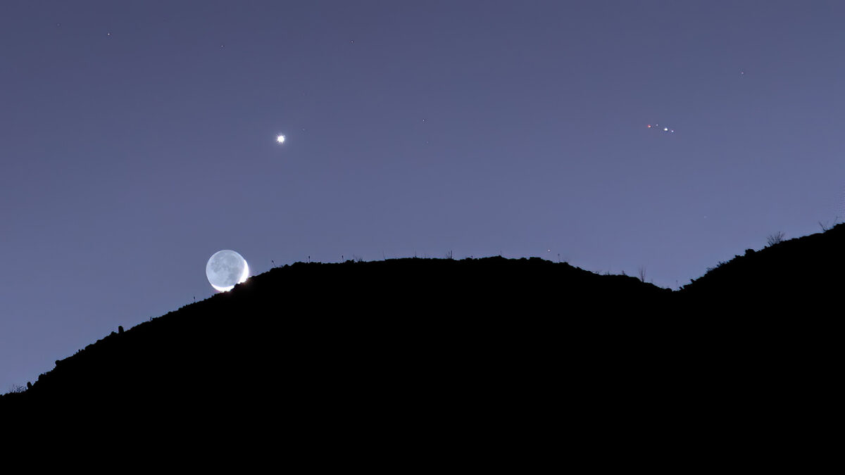 Moon Venus & Plane – DeepSkyObjects.com